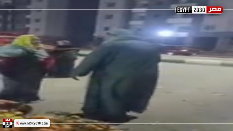 مفاجأة في واقعة اعتداء رجل على سيدة بالضرب وسط الشارع بالفيوم فيديو